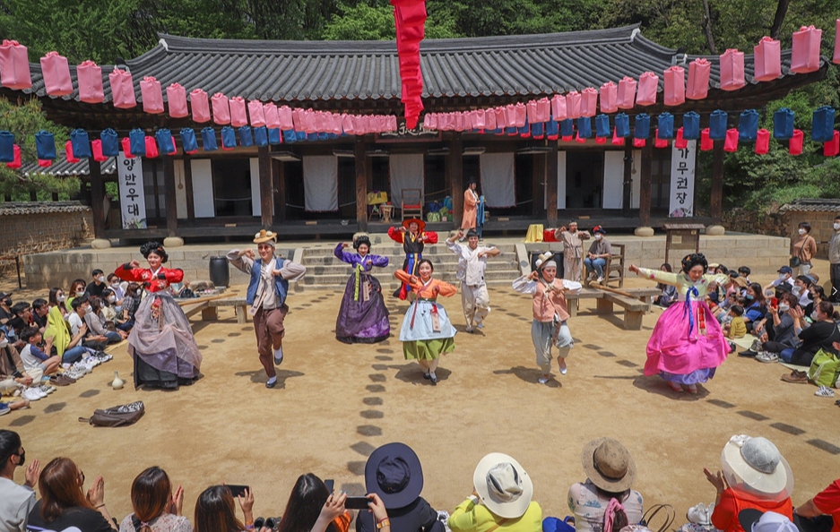 [Suwon] Korean Folk Village + Starfield One Day Tour - Seoul PASS
